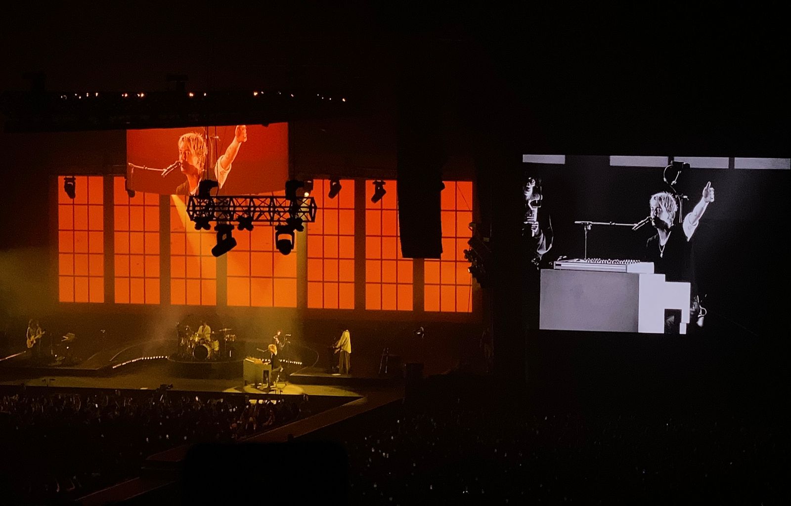 Kemeriahan Konser “LANY a beautiful blur: the world tour / asia 2024 ...